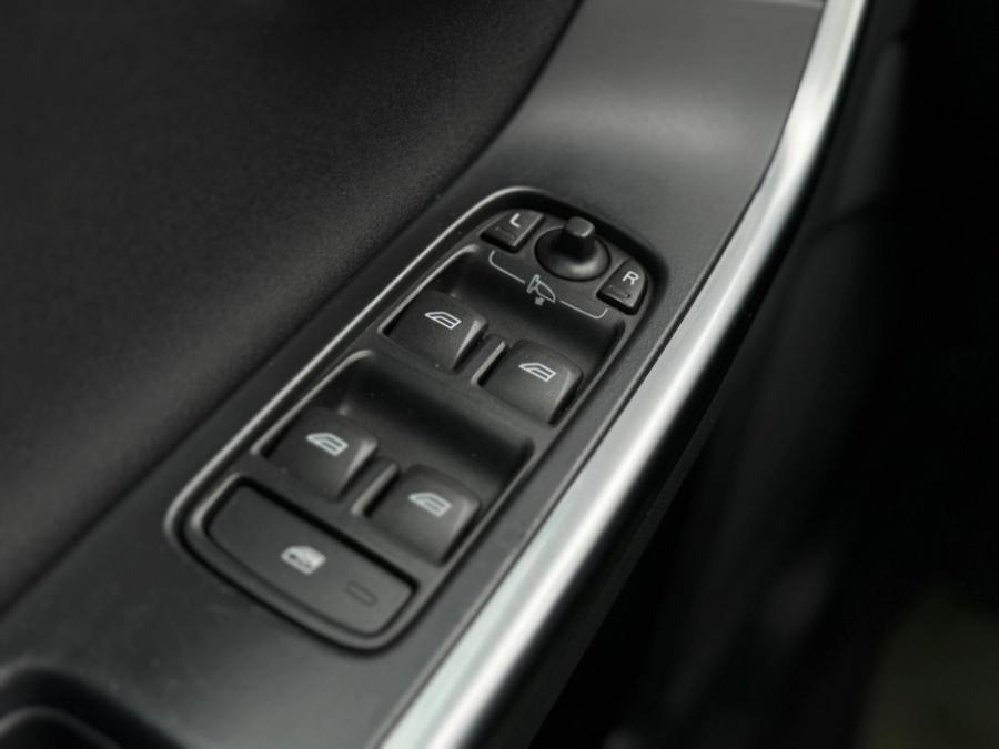 Melns Volvo V60 2014 Rīga, ar dzinēja tilpumu 2.00 L un nobraukumu 262 tūkst. km par 7990 €, foto 19 vietnē AUTOMOTO.COM.LV