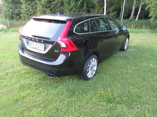 Melns Volvo V60 2014 Ogre, ar dzinēja tilpumu 2.00 L un nobraukumu 245 tūkst. km par 5300 €, foto 8 vietnē AUTOMOTO.COM.LV