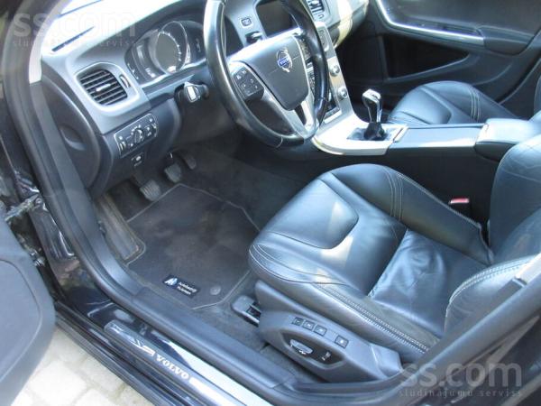 Melns Volvo V60 2014 Ogre, ar dzinēja tilpumu 2.00 L un nobraukumu 245 tūkst. km par 5300 €, foto 10 vietnē AUTOMOTO.COM.LV