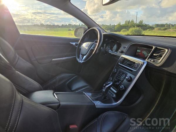 Melns Volvo V60 2014 Jēkabpils, ar dzinēja tilpumu 2.40 L un nobraukumu 334 tūkst. km par 9000 €, foto 7 vietnē AUTOMOTO.COM.LV