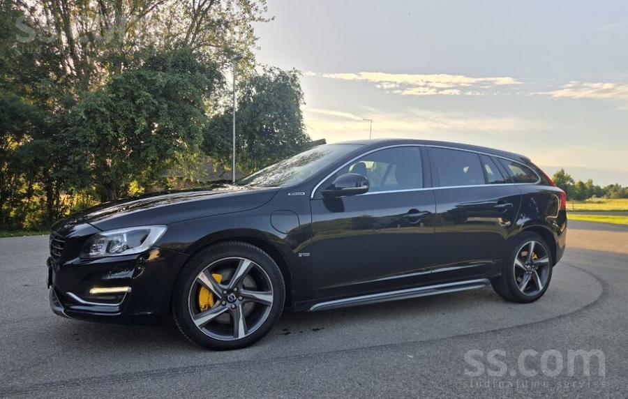 Melns Volvo V60 2014 Jēkabpils, ar dzinēja tilpumu 2.40 L un nobraukumu 334 tūkst. km par 8400 €, foto 1 vietnē AUTOMOTO.COM.LV