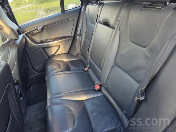 Melns Volvo V60 2014 Jēkabpils, ar dzinēja tilpumu 2.40 L un nobraukumu 334 tūkst. km par 8400 €, foto 9 vietnē AUTOMOTO.COM.LV