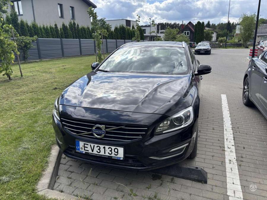 Black Volvo V60 2014 in Vilnius, with an engine capacity of 2.40 L and mileage of 239 thousand km for 4500 €, photo 1 on AUTOMOTO.COM.LV