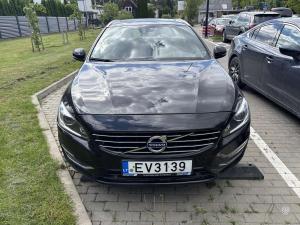 Black Volvo V60 2014 in Vilnius, with an engine capacity of 2.40 L and mileage of 239 thousand km for 4500 €, photo 3 on AUTOMOTO.COM.LV