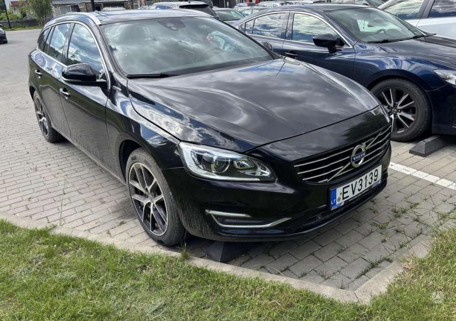 Black Volvo V60 2014 in Vilnius, with an engine capacity of 2.40 L and mileage of 239 thousand km for 4500 €, photo 4 on AUTOMOTO.COM.LV