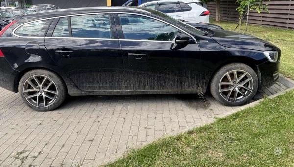 Black Volvo V60 2014 in Vilnius, with an engine capacity of 2.40 L and mileage of 239 thousand km for 4500 €, photo 4 on AUTOMOTO.COM.LV