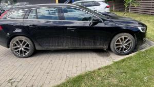 Black Volvo V60 2014 in Vilnius, with an engine capacity of 2.40 L and mileage of 239 thousand km for 4500 €, photo 5 on AUTOMOTO.COM.LV