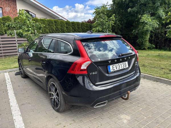 Black Volvo V60 2014 in Vilnius, with an engine capacity of 2.40 L and mileage of 239 thousand km for 4500 €, photo 6 on AUTOMOTO.COM.LV
