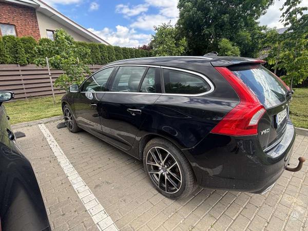 Black Volvo V60 2014 in Vilnius, with an engine capacity of 2.40 L and mileage of 239 thousand km for 4500 €, photo 7 on AUTOMOTO.COM.LV
