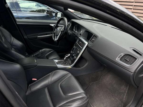 Black Volvo V60 2014 in Vilnius, with an engine capacity of 2.40 L and mileage of 239 thousand km for 4500 €, photo 8 on AUTOMOTO.COM.LV
