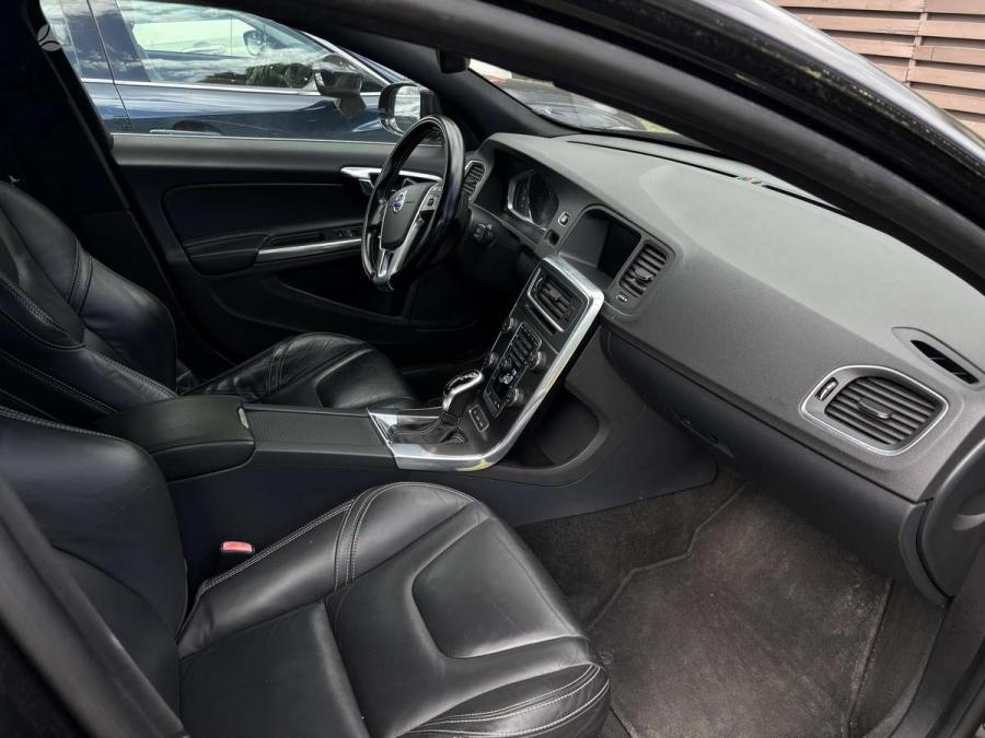 Black Volvo V60 2014 in Vilnius, with an engine capacity of 2.40 L and mileage of 239 thousand km for 4500 €, photo 9 on AUTOMOTO.COM.LV