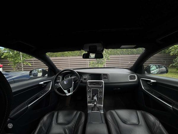 Black Volvo V60 2014 in Vilnius, with an engine capacity of 2.40 L and mileage of 239 thousand km for 4500 €, photo 9 on AUTOMOTO.COM.LV