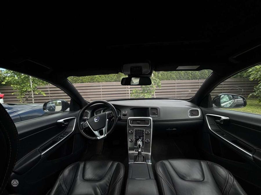 Black Volvo V60 2014 in Vilnius, with an engine capacity of 2.40 L and mileage of 239 thousand km for 4500 €, photo 10 on AUTOMOTO.COM.LV
