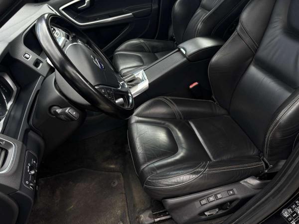 Black Volvo V60 2014 in Vilnius, with an engine capacity of 2.40 L and mileage of 239 thousand km for 4500 €, photo 10 on AUTOMOTO.COM.LV