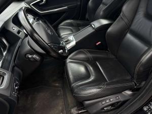 Black Volvo V60 2014 in Vilnius, with an engine capacity of 2.40 L and mileage of 239 thousand km for 4500 €, photo 11 on AUTOMOTO.COM.LV
