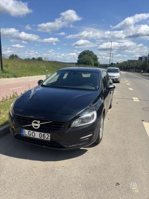 Melns Volvo V60 2014 Viļņa, ar dzinēja tilpumu 1.56 L un nobraukumu 221 tūkst. km par 4600 €, foto  vietnē AUTOMOTO.COM.LV