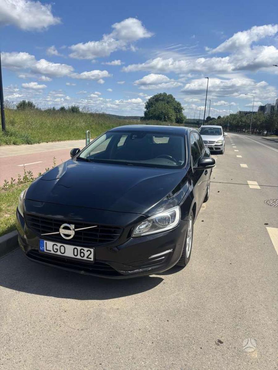 Black Volvo V60 2014 in Vilnius, with an engine capacity of 1.56 L and mileage of 221 thousand km for 4600 €, photo 1 on AUTOMOTO.COM.LV