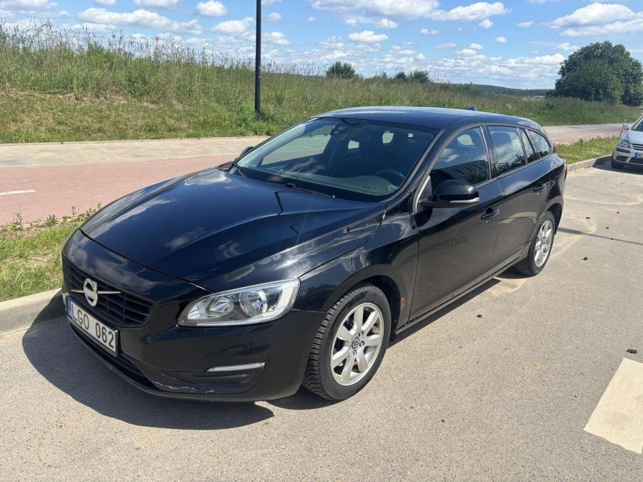 Black Volvo V60 2014 in Vilnius, with an engine capacity of 1.56 L and mileage of 221 thousand km for 4600 €, photo 3 on AUTOMOTO.COM.LV