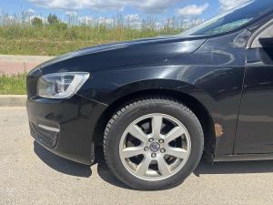 Black Volvo V60 2014 in Vilnius, with an engine capacity of 1.56 L and mileage of 221 thousand km for 4600 €, photo 4 on AUTOMOTO.COM.LV