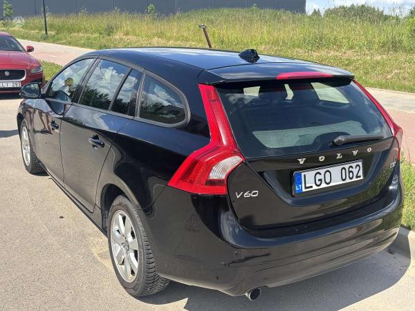 Melns Volvo V60 2014 Viļņa, ar dzinēja tilpumu 1.56 L un nobraukumu 221 tūkst. km par 4600 €, foto 5 vietnē AUTOMOTO.COM.LV