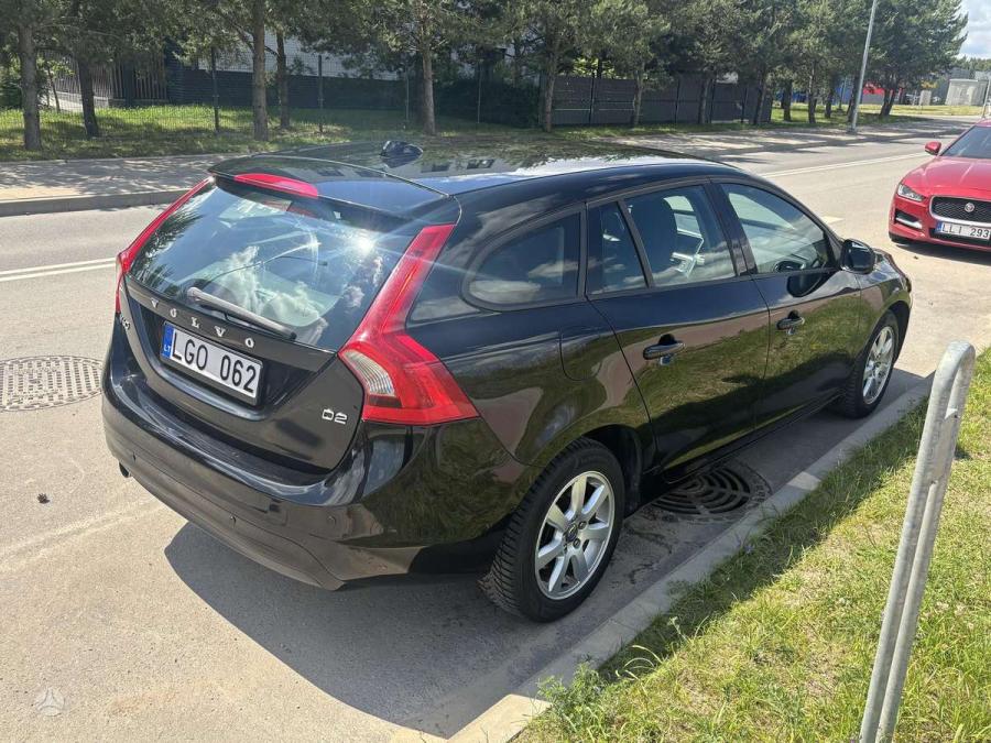 Black Volvo V60 2014 in Vilnius, with an engine capacity of 1.56 L and mileage of 221 thousand km for 4600 €, photo 8 on AUTOMOTO.COM.LV