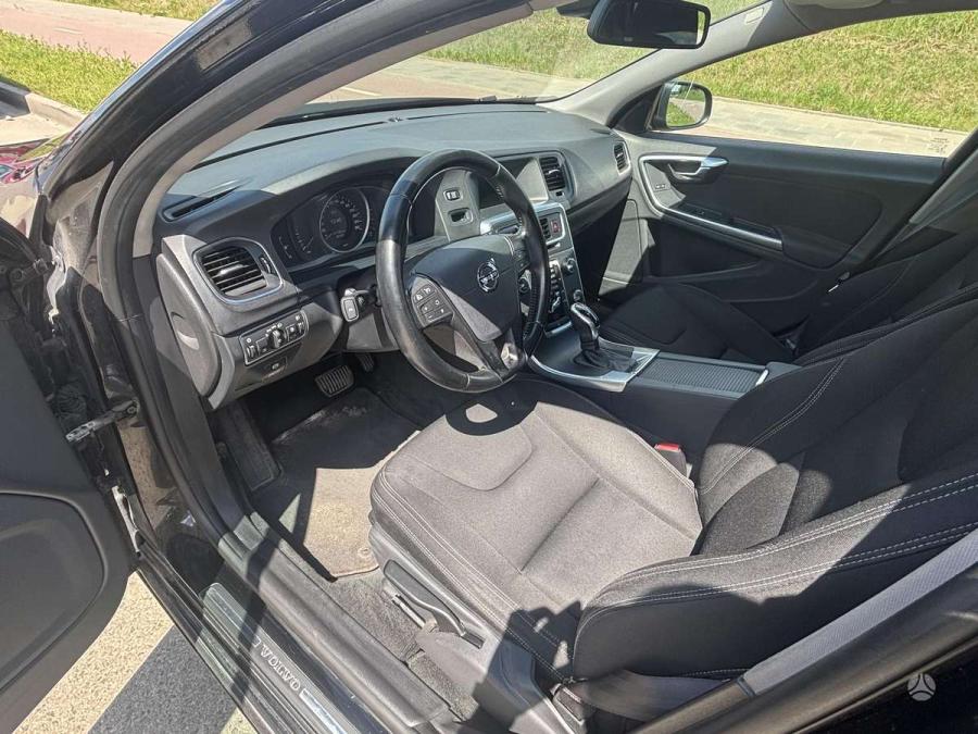 Black Volvo V60 2014 in Vilnius, with an engine capacity of 1.56 L and mileage of 221 thousand km for 4600 €, photo 14 on AUTOMOTO.COM.LV