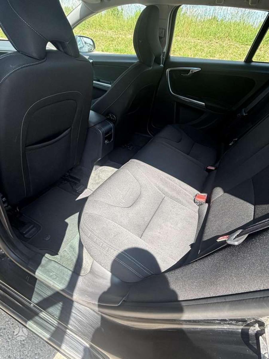 Black Volvo V60 2014 in Vilnius, with an engine capacity of 1.56 L and mileage of 221 thousand km for 4600 €, photo 15 on AUTOMOTO.COM.LV