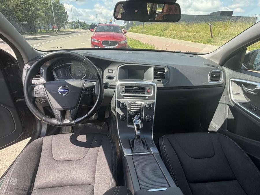 Black Volvo V60 2014 in Vilnius, with an engine capacity of 1.56 L and mileage of 221 thousand km for 4600 €, photo 16 on AUTOMOTO.COM.LV