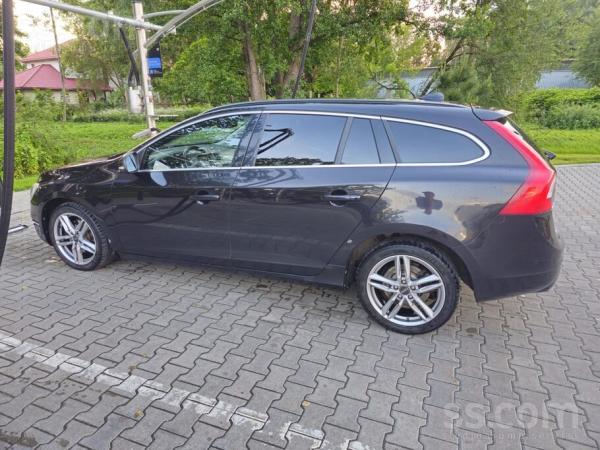Melns Volvo V60 2014 Rīga, ar dzinēja tilpumu 2.00 L un nobraukumu 285 tūkst. km par 6900 €, foto 4 vietnē AUTOMOTO.COM.LV