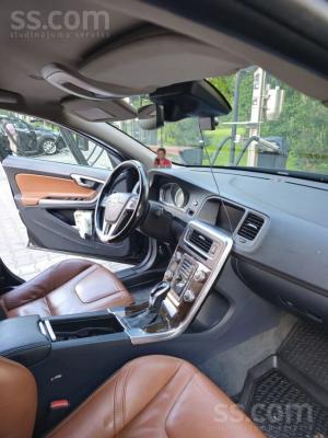 Black Volvo V60 2014 in Riga, with an engine capacity of 2.00 L and mileage of 285 thousand km for 6900 €, photo 9 on AUTOMOTO.COM.LV