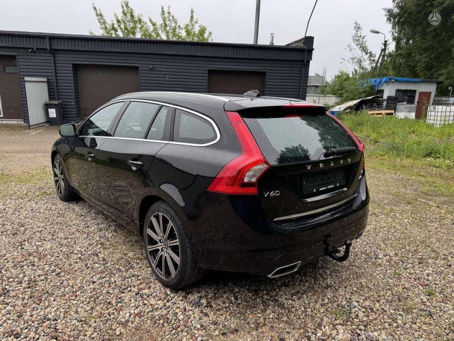 Black Volvo V60 2014 in Alytus, with an engine capacity of 2.40 L and mileage of 295 thousand km for 6500 €, photo 4 on AUTOMOTO.COM.LV