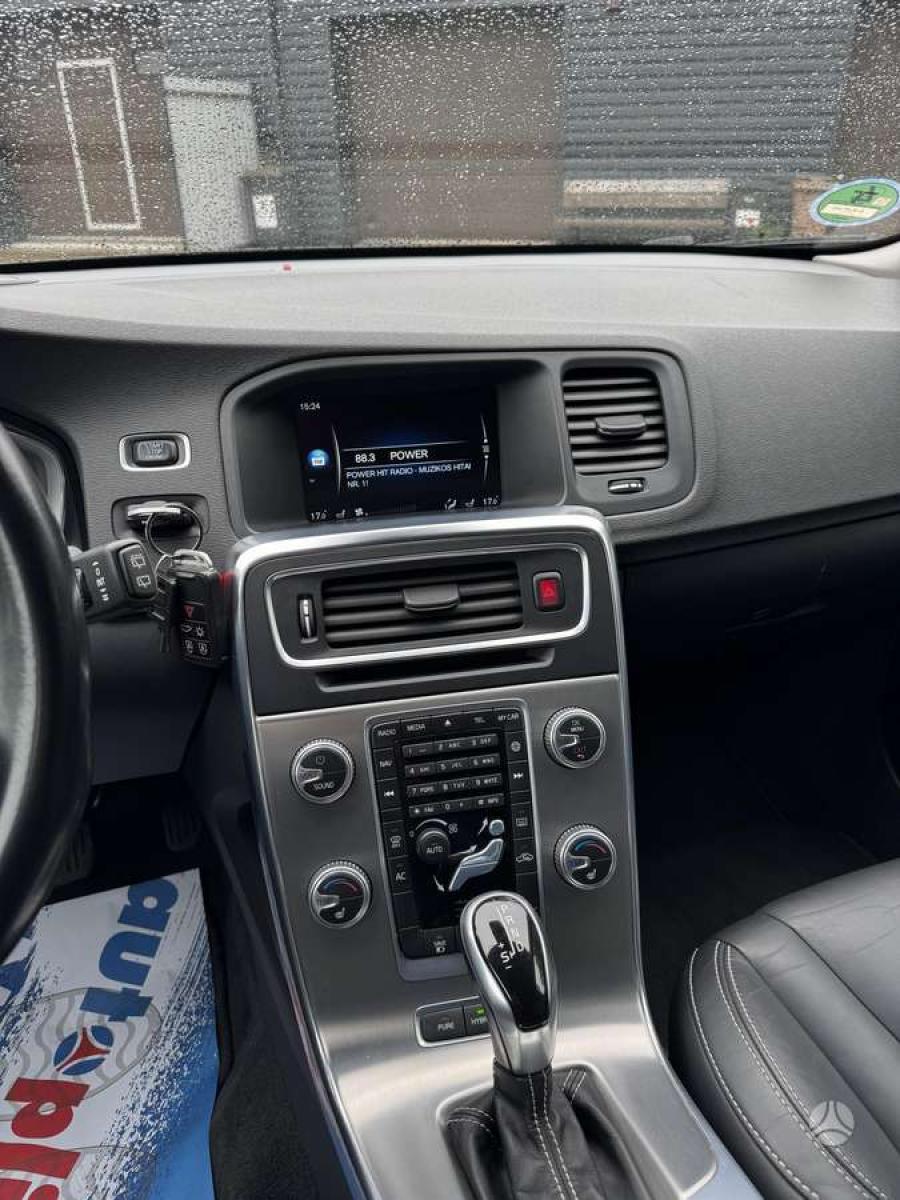 Black Volvo V60 2014 in Alytus, with an engine capacity of 2.40 L and mileage of 295 thousand km for 6500 €, photo 13 on AUTOMOTO.COM.LV