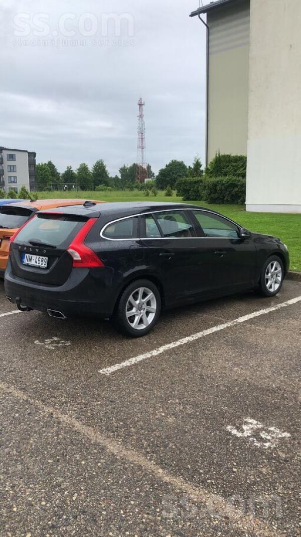 Melns Volvo V60 2014 Cēsis, ar dzinēja tilpumu 2.00 L un nobraukumu 252 tūkst. km par 4800 €, foto 2 vietnē AUTOMOTO.COM.LV