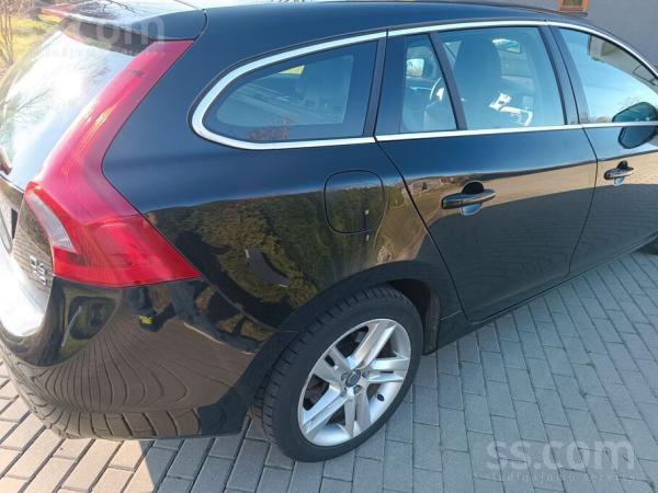 Black Volvo V60 2014 in Riga, with an engine capacity of 2.40 L and mileage of 308 thousand km for 4800 €, photo 5 on AUTOMOTO.COM.LV