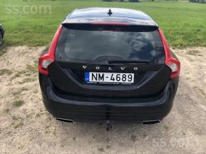 Melns Volvo V60 2014 Cēsis, ar dzinēja tilpumu 2.00 L un nobraukumu 252 tūkst. km par 3500 €, foto 5 vietnē AUTOMOTO.COM.LV