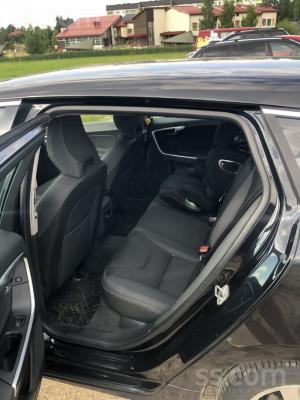 Melns Volvo V60 2014 Cēsis, ar dzinēja tilpumu 2.00 L un nobraukumu 252 tūkst. km par 3500 €, foto 8 vietnē AUTOMOTO.COM.LV
