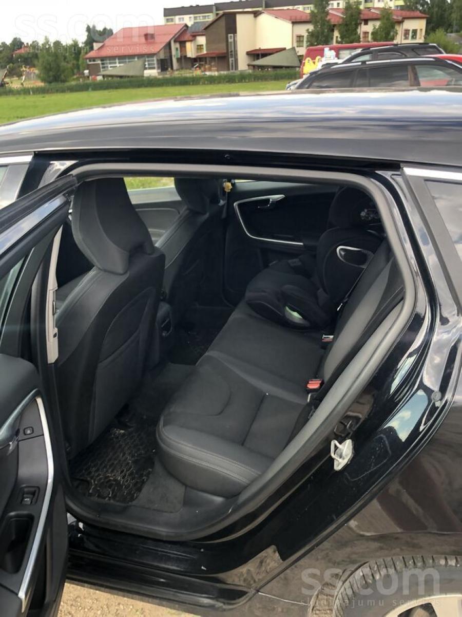 Melns Volvo V60 2014 Cēsis, ar dzinēja tilpumu 2.00 L un nobraukumu 252 tūkst. km par 3500 €, foto 8 vietnē AUTOMOTO.COM.LV