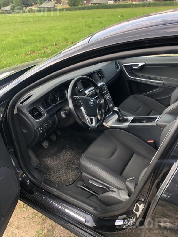 Black Volvo V60 2014 in Cesis, with an engine capacity of 2.00 L and mileage of 252 thousand km for 3500 €, photo 8 on AUTOMOTO.COM.LV