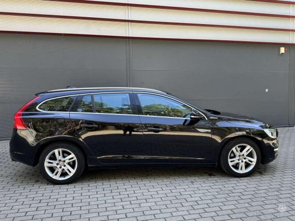 Melns Volvo V60 2014 Alīta, ar dzinēja tilpumu 2.40 L un nobraukumu 359 tūkst. km par 8399 €, foto 2 vietnē AUTOMOTO.COM.LV