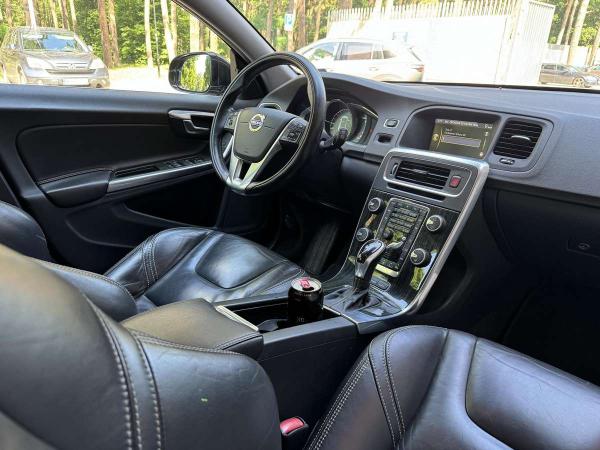 Melns Volvo V60 2014 Alīta, ar dzinēja tilpumu 2.40 L un nobraukumu 359 tūkst. km par 8399 €, foto 3 vietnē AUTOMOTO.COM.LV