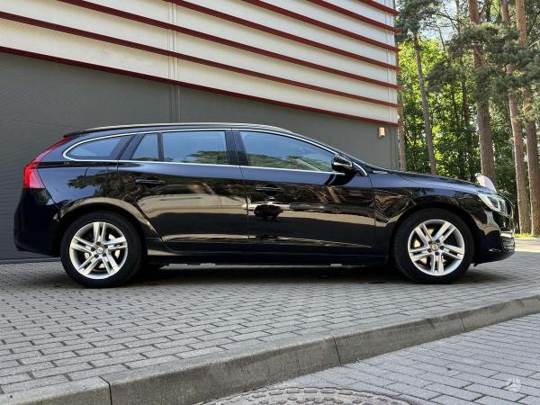 Melns Volvo V60 2014 Alīta, ar dzinēja tilpumu 2.40 L un nobraukumu 359 tūkst. km par 8399 €, foto 5 vietnē AUTOMOTO.COM.LV