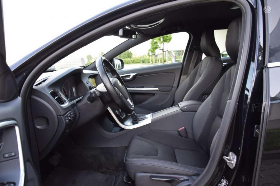 Melns Volvo V60 2014 Viļņa, ar dzinēja tilpumu 1.98 L un nobraukumu 190 tūkst. km par 7700 €, foto 12 vietnē AUTOMOTO.COM.LV