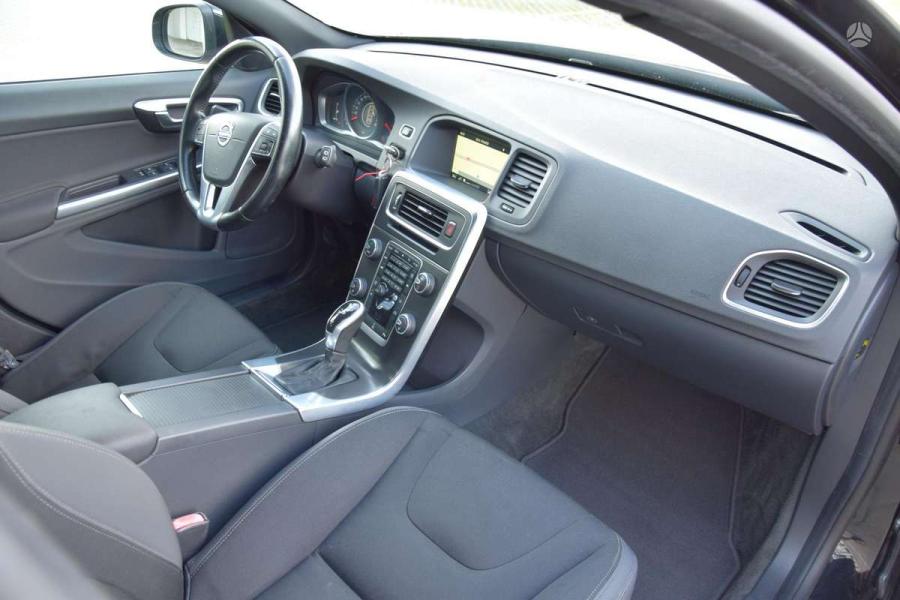 Melns Volvo V60 2014 Viļņa, ar dzinēja tilpumu 1.98 L un nobraukumu 190 tūkst. km par 7700 €, foto 16 vietnē AUTOMOTO.COM.LV