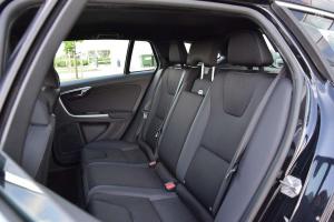 Melns Volvo V60 2014 Viļņa, ar dzinēja tilpumu 1.98 L un nobraukumu 190 tūkst. km par 7700 €, foto 22 vietnē AUTOMOTO.COM.LV