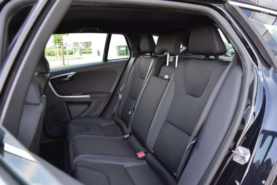 Melns Volvo V60 2014 Viļņa, ar dzinēja tilpumu 1.98 L un nobraukumu 190 tūkst. km par 7700 €, foto 22 vietnē AUTOMOTO.COM.LV