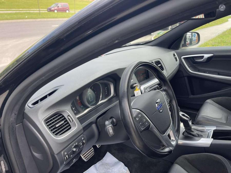 Melns Volvo V60 2014 Kauņa, ar dzinēja tilpumu 1.97 L un nobraukumu 275 tūkst. km par 6450 €, foto 19 vietnē AUTOMOTO.COM.LV