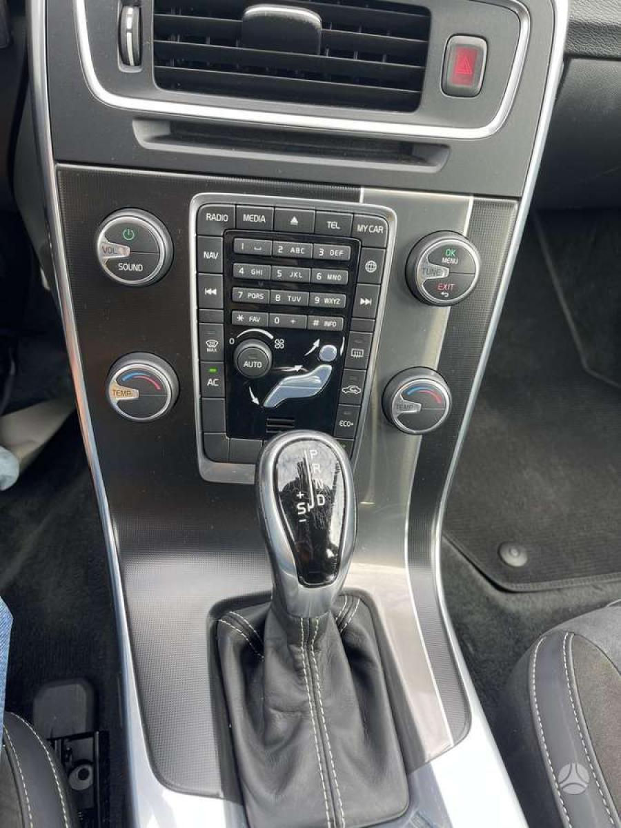 Melns Volvo V60 2014 Kauņa, ar dzinēja tilpumu 1.97 L un nobraukumu 275 tūkst. km par 6450 €, foto 23 vietnē AUTOMOTO.COM.LV