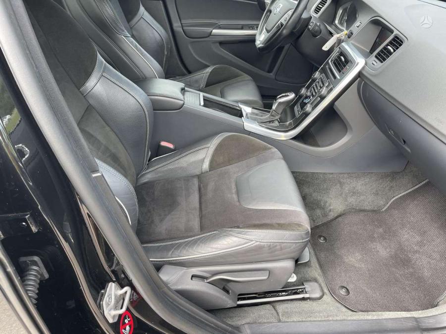Melns Volvo V60 2014 Kauņa, ar dzinēja tilpumu 1.97 L un nobraukumu 275 tūkst. km par 6450 €, foto 29 vietnē AUTOMOTO.COM.LV
