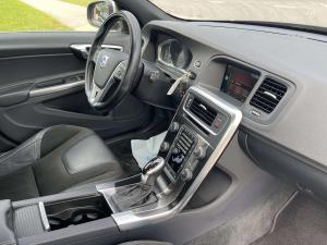 Melns Volvo V60 2014 Kauņa, ar dzinēja tilpumu 1.97 L un nobraukumu 275 tūkst. km par 6450 €, foto 30 vietnē AUTOMOTO.COM.LV