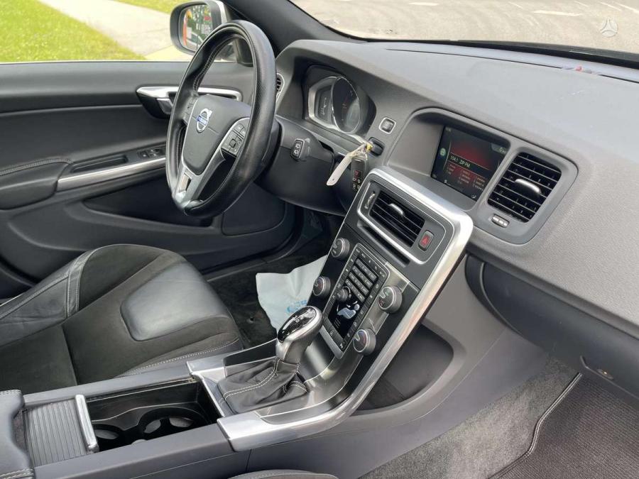 Melns Volvo V60 2014 Kauņa, ar dzinēja tilpumu 1.97 L un nobraukumu 275 tūkst. km par 6450 €, foto 30 vietnē AUTOMOTO.COM.LV